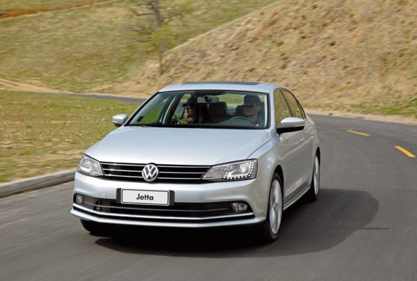 Volkswagen Jetta 2.0, com apenas 120 cv, deixa a desejar em desempenho ...