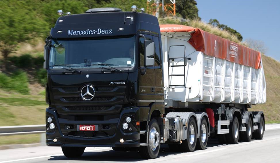 Actros foi destaque na Fenatran com novidades na grade frontal, no ...